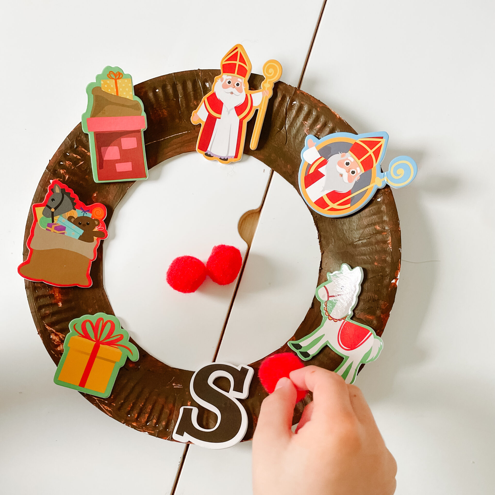 Sinterklaas Paper Plate Wreath