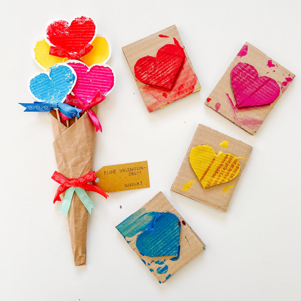 DIY Cardboard Bee Mask